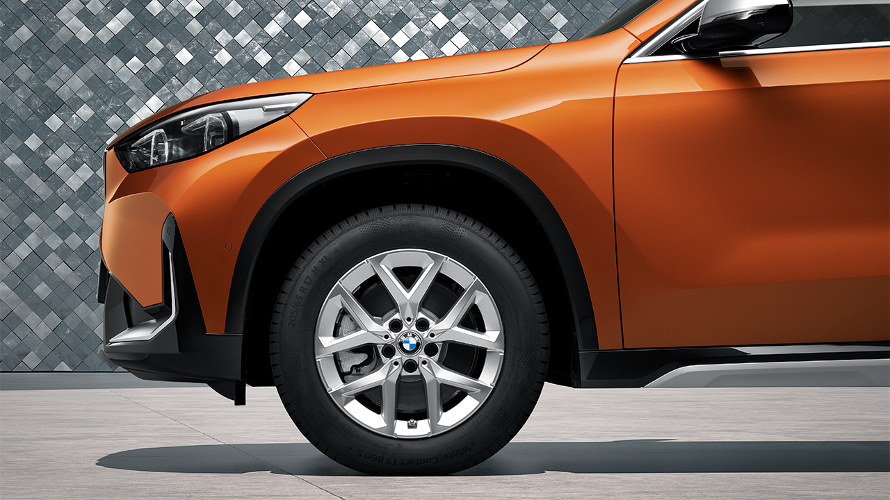 17'' BMW Lättmetallfälgar Y-eker 896 Refined Silver, komplett ...